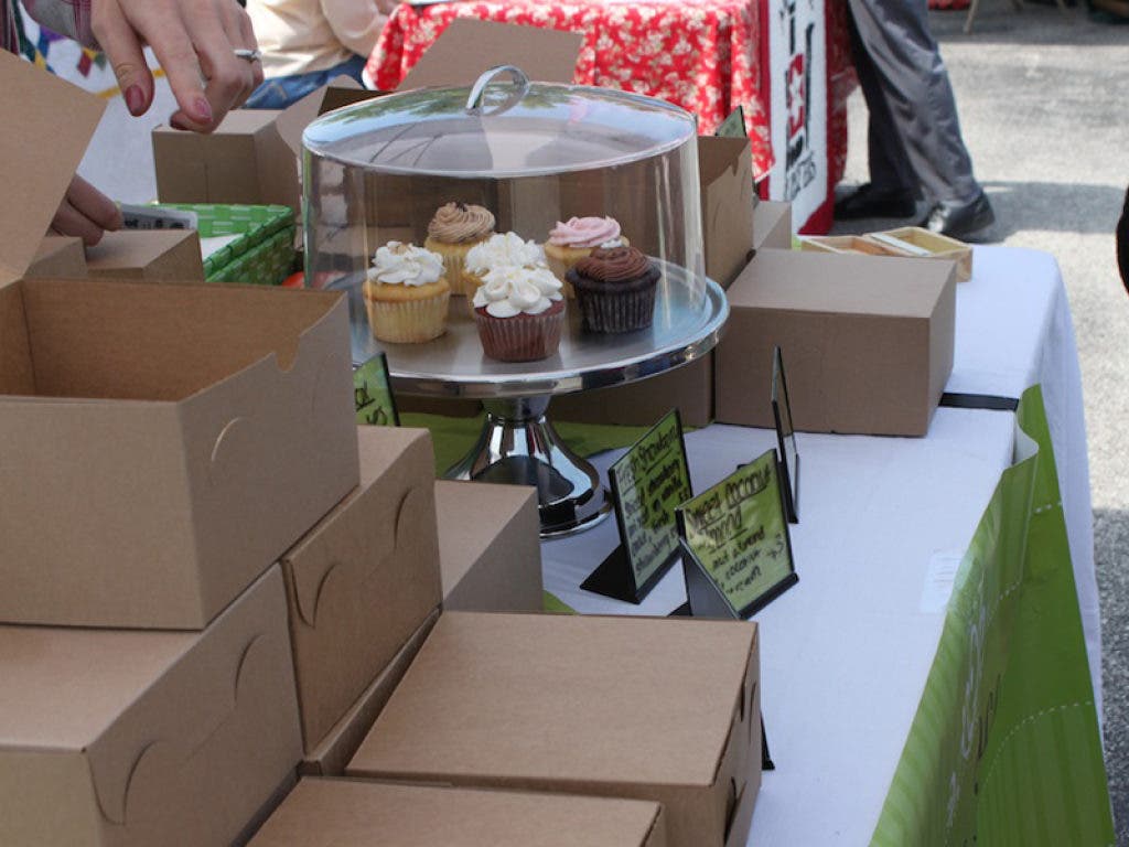 Food Network's 'Cupcake Wars' Winner Serves Cupcakes at Burlap and Bean ...