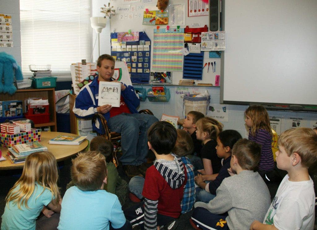 Lakeland Hockey Team Makes A Difference At Oxbow Elementary School ...