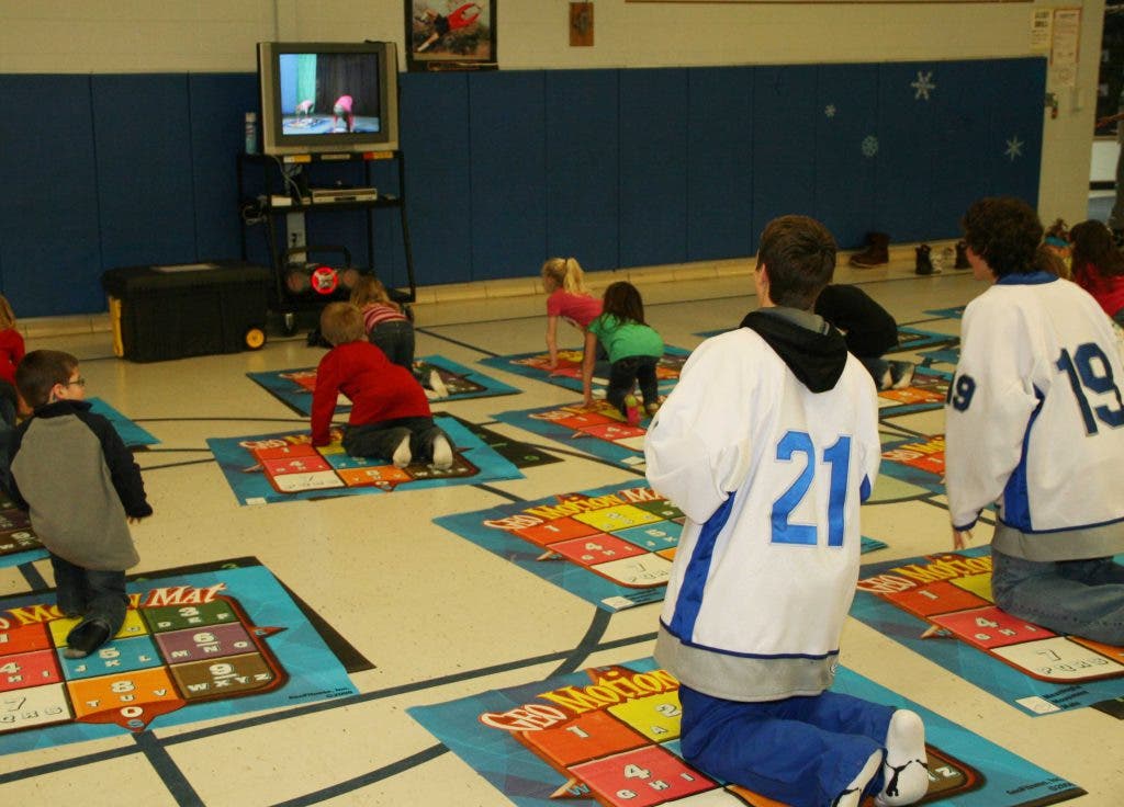 Lakeland Hockey Team Makes A Difference At Oxbow Elementary School ...
