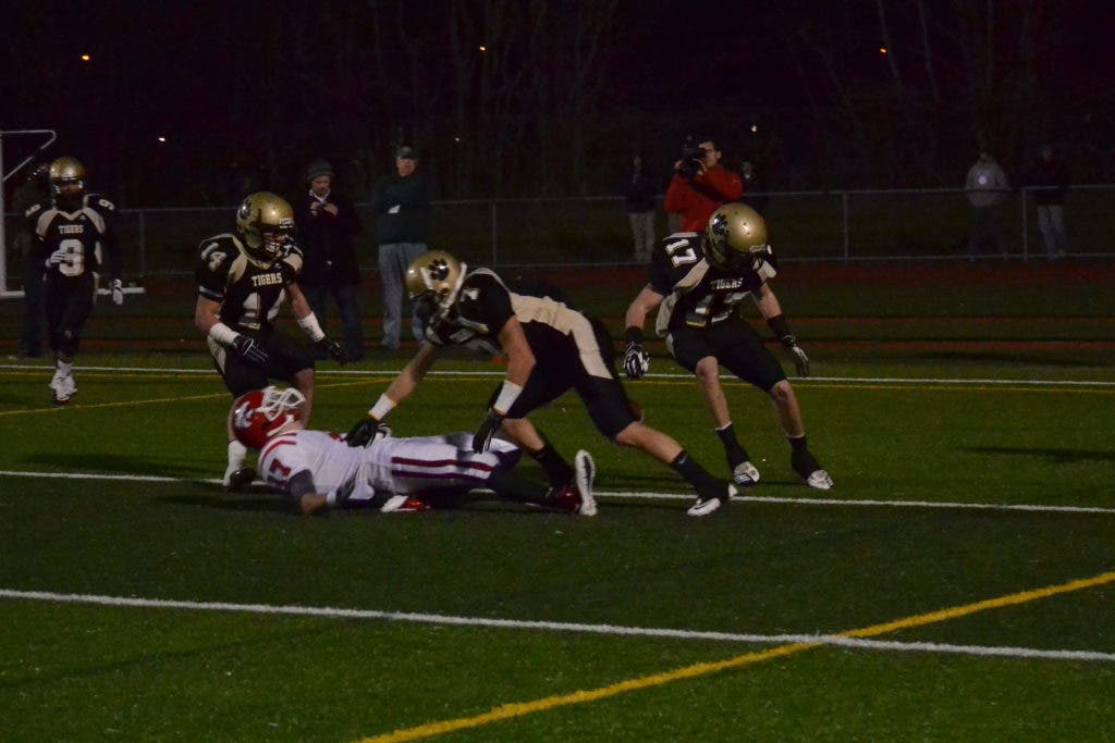 Daniel Hand Stuns Masuk 35-14 | Madison, CT Patch