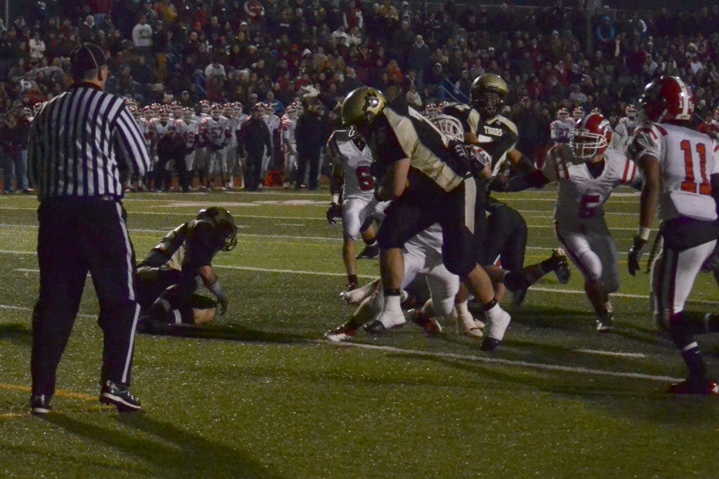 Daniel Hand Stuns Masuk 35-14 | Madison, CT Patch