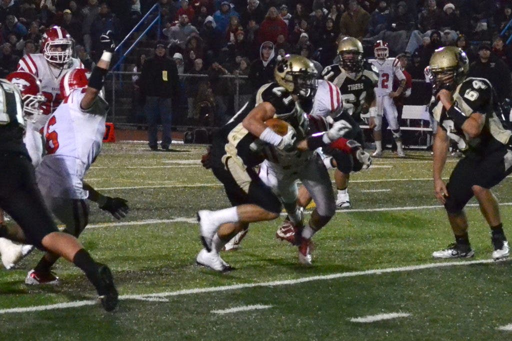Daniel Hand Stuns Masuk 35-14 | Madison, CT Patch