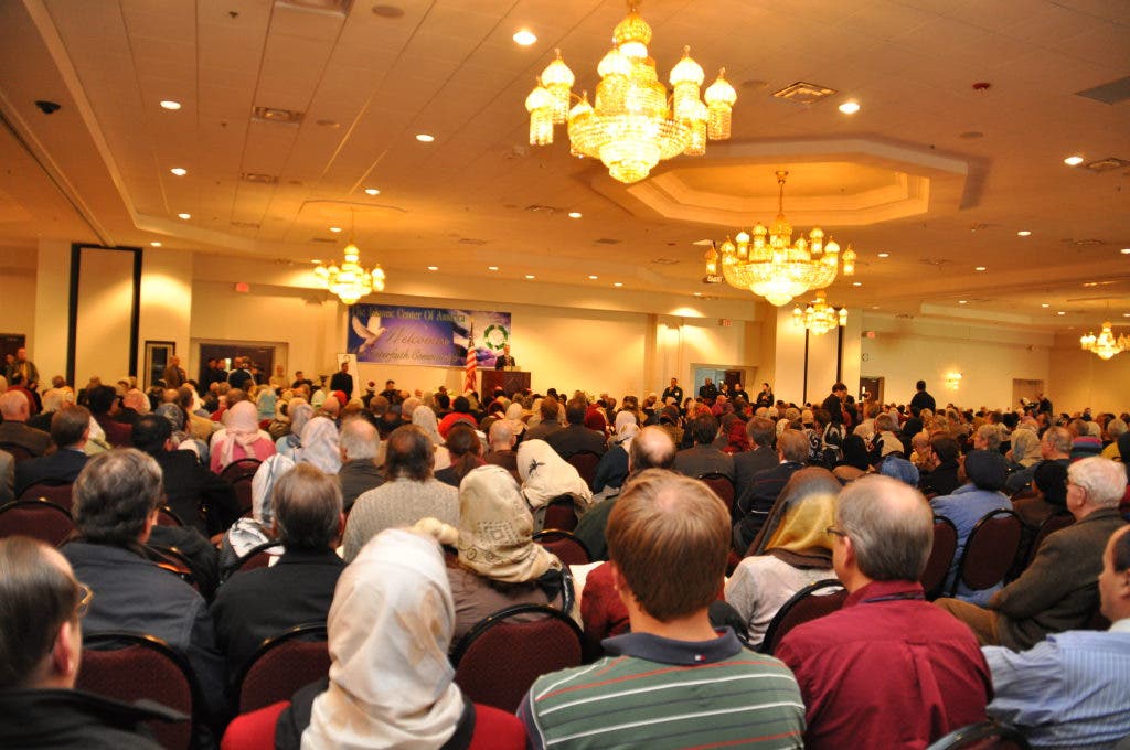 Hundreds Stand Together for Peace at Dearborn's Islamic Center ...