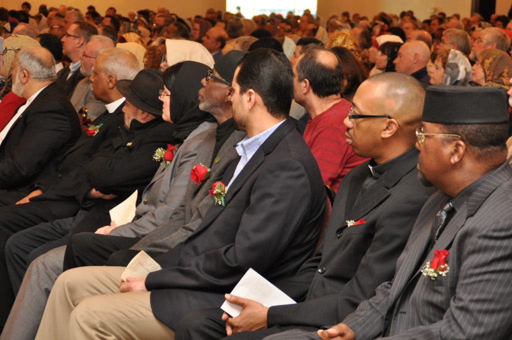 Hundreds Stand Together for Peace at Dearborn's Islamic Center ...