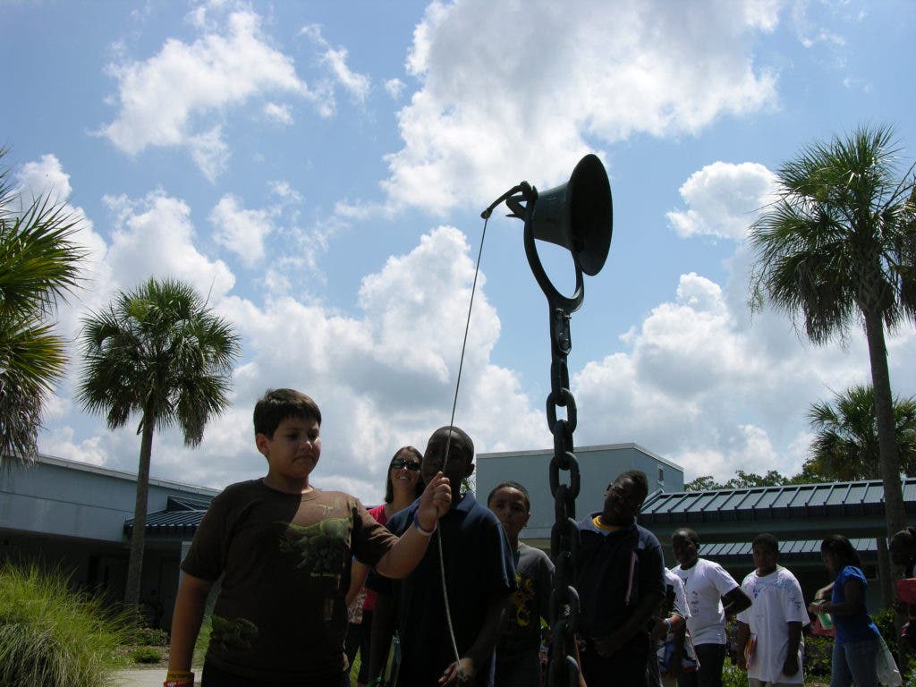 Students Applauded As Final Bell Rings at Hugo Schmidt Elementary ...