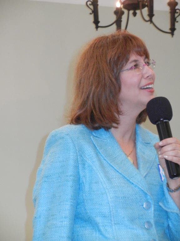 Lisa Wexler Addresses the Westport Woman's Club About Downsizing of the ...