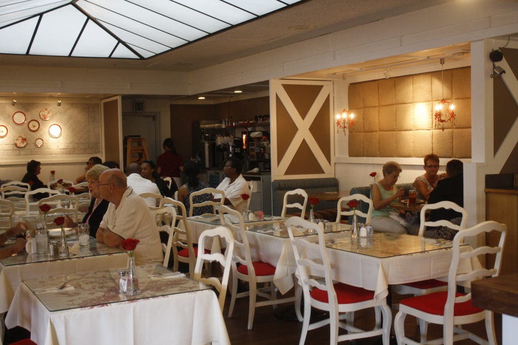 "Restaurant Impossible" Transforms Off Street Cafe's Decor, Dinner Menu ...