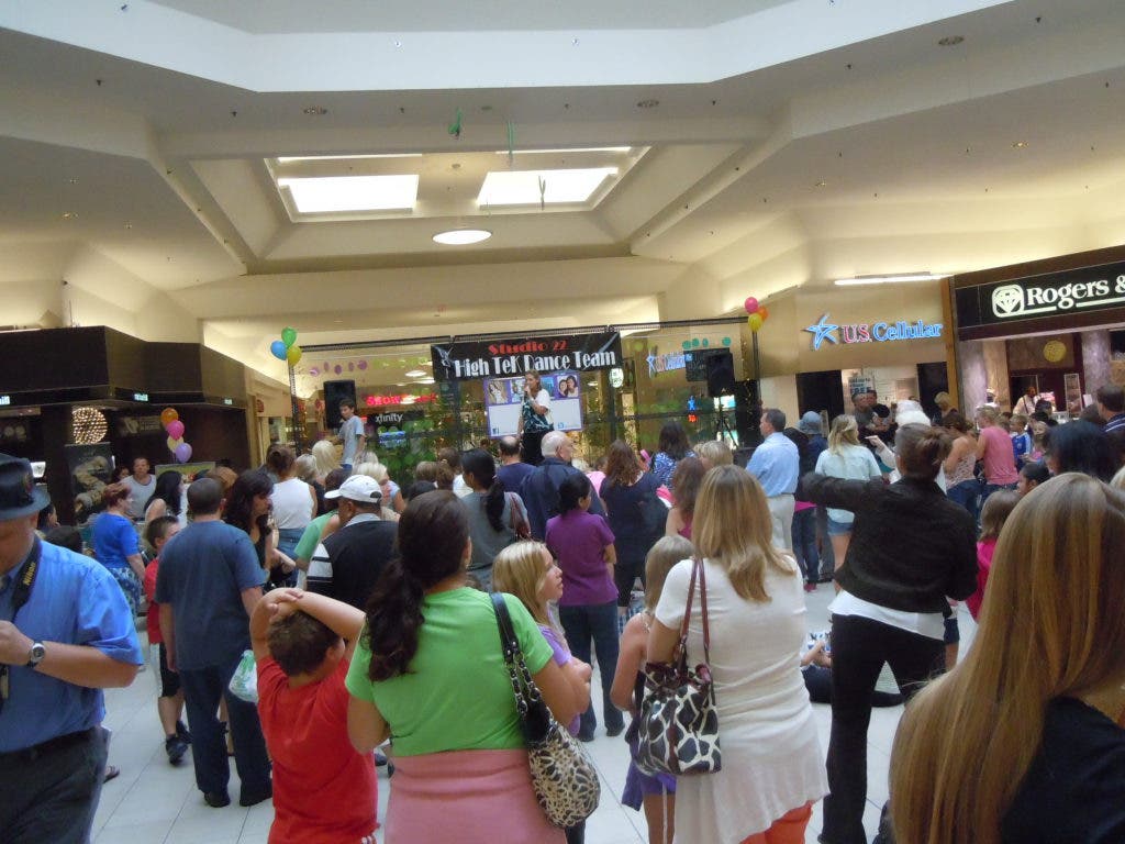 Crowd Gathers For Concert At Golf Mill Mall Des Plaines Il Patch