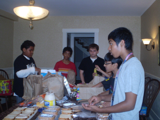 Muslims provide bagged lunches for the poor and homeless | Germantown ...