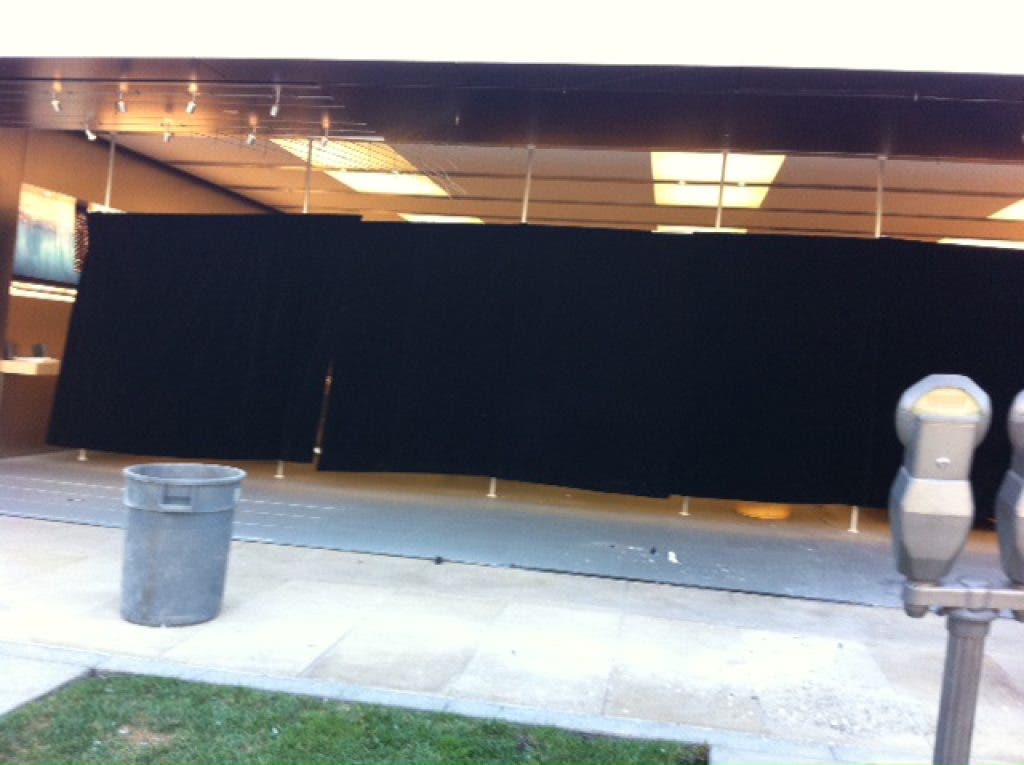 Temecula Apple Store Damaged in Apparent Drive-in Burglary | Temecula ...