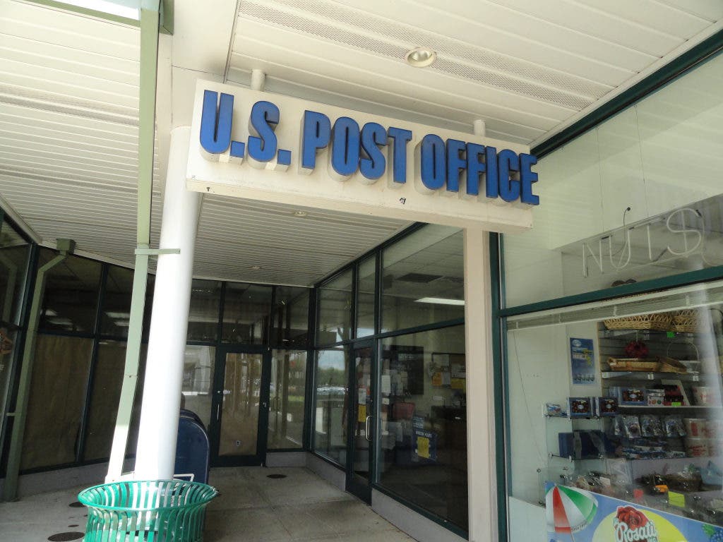Residents: 'Tragedy' To See Manoa Shopping Center's Post Office Close ...