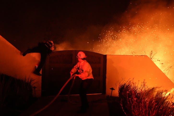 23 Surreal Photos Show The Franklin Fire Burning In Malibu | Malibu, CA ...