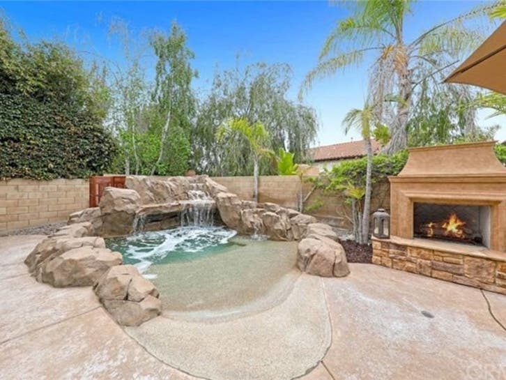 15 California Pool Homes Perfect For Diving Into Summer Fun | Walnut ...