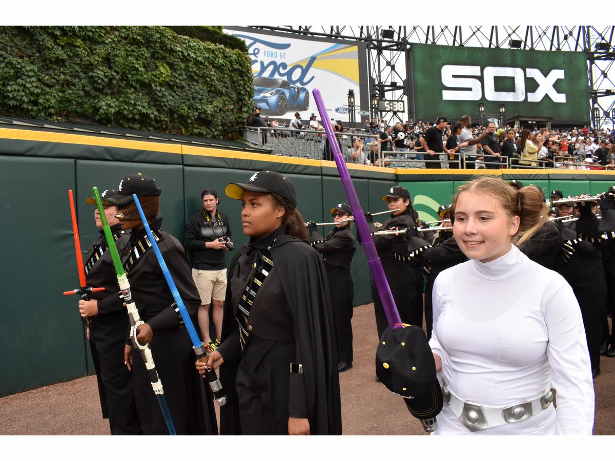 Photo Gallery: Marian Catholic High School band Performs At Guaranteed ...