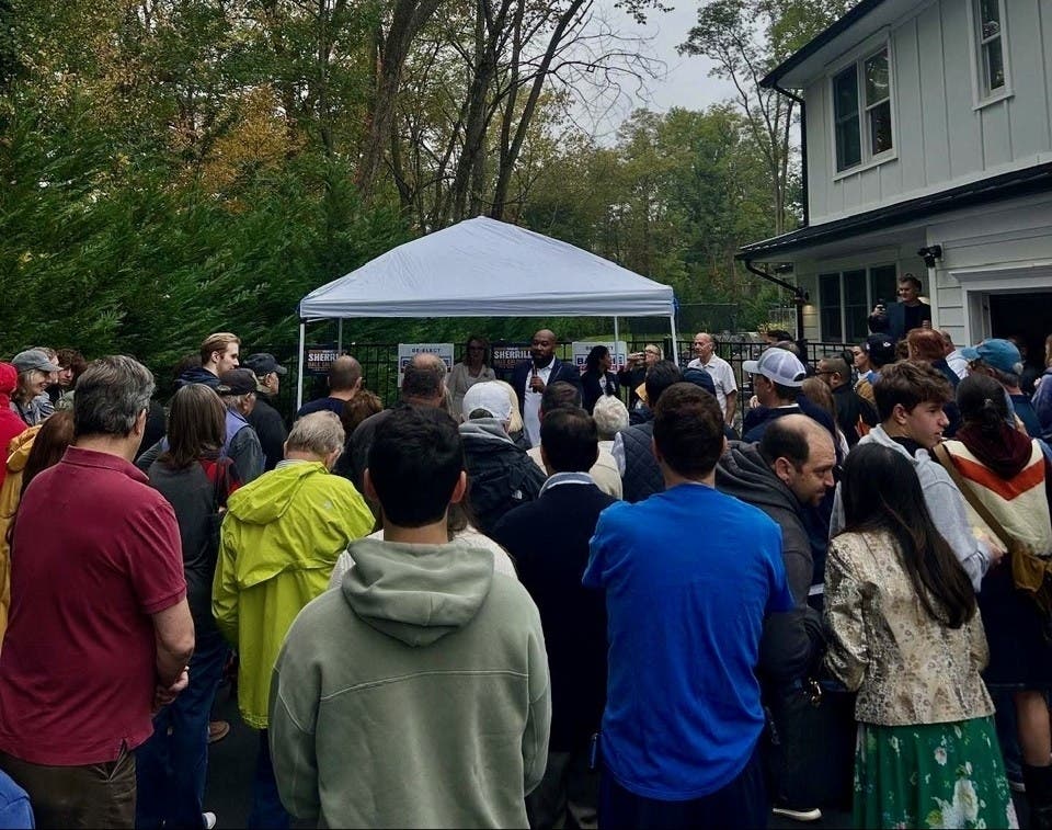 Gabby Giffords Campaigns For NJ Gov Candidate In Livingston As Race ...