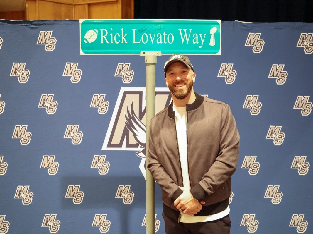2-Time Super Bowl Champion Rick Lovato Speaks At Middletown High School ...