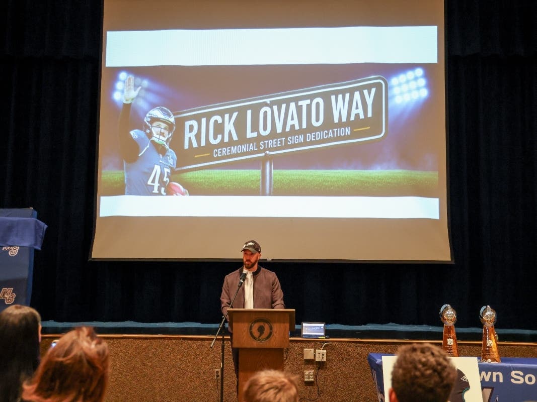 2-Time Super Bowl Champion Rick Lovato Speaks At Middletown High School ...