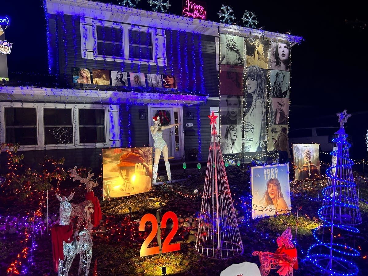 'Swiftmas' House Fills 'Blank Space' In Any Holiday Plans: Photos ...