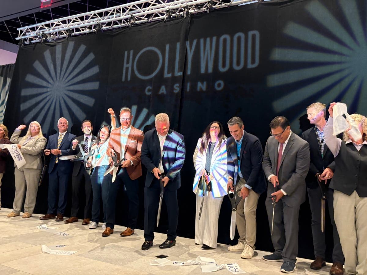 Hundreds Stand In Line For Hollywood Casino's Joliet Grand Opening ...
