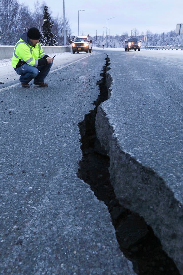 Alaska Earthquake Update: Surreal Photos Of Anchorage Aftermath ...