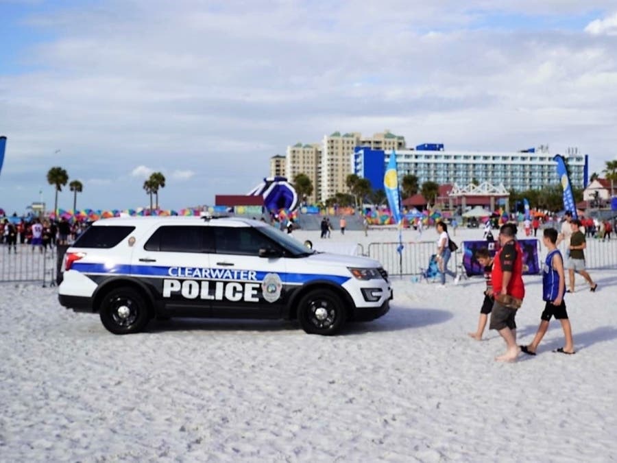 Rowdy Beach Crowd Cheers On Handcuffed Teen Escaping From Police ...