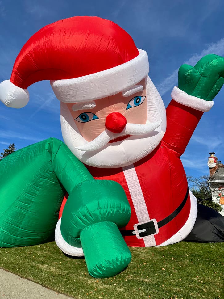 Giant Inflatable Santa In Farmingdale Goes Viral: 'It's Crazy ...