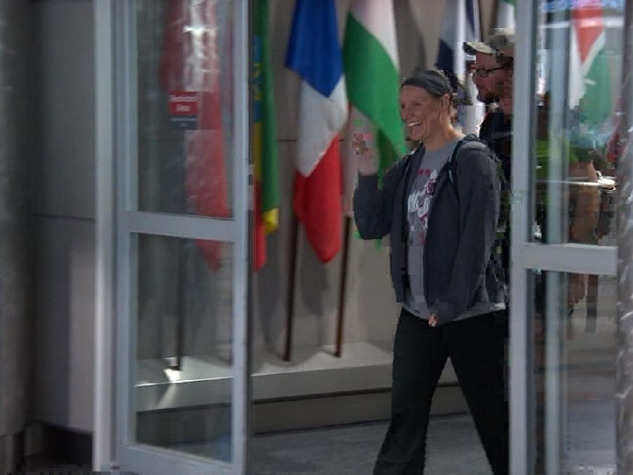 Sarah Thomas Greeted With Cheers At Denver International Airport After ...
