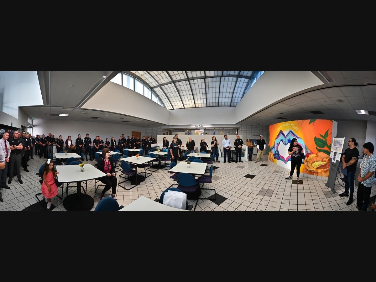 Police receive heartfelt message from new mural in Santa Ana PD cafe ...