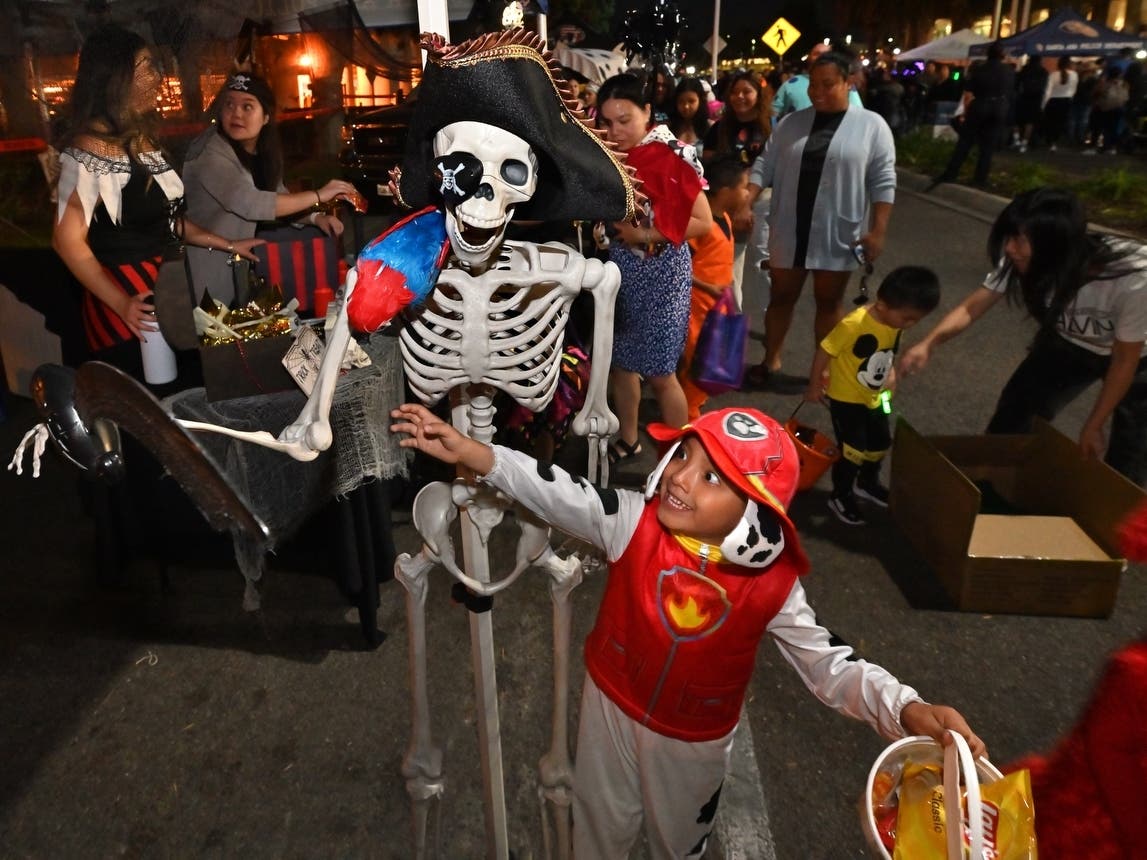 Trunk-or-Treat celebration welcomes families to Santa Ana PD | Orange ...