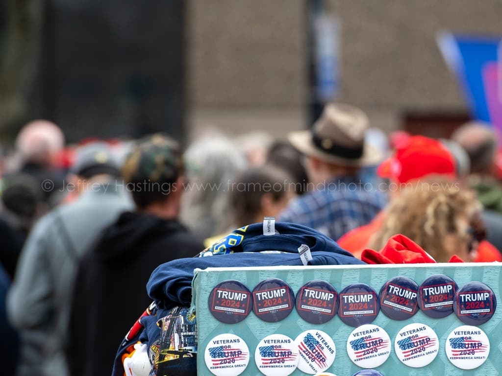 Former President Trump Attracts A Capacity Crowd At Manchester Rally ...