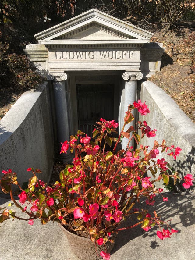 Ghosts Of Graceland: Chicago Cemetery Filled With Haunting Tales ...
