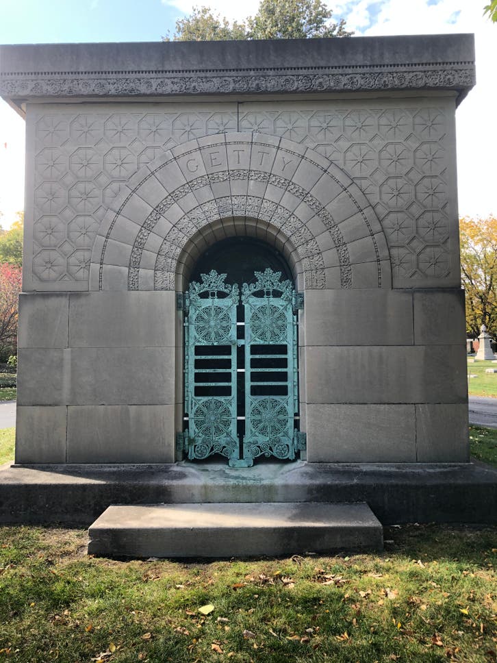 Ghosts Of Graceland: Chicago Cemetery Filled With Haunting Tales ...