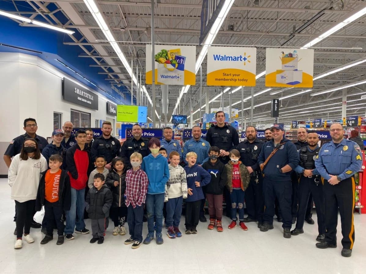 Hackettstown Kids 'Shopped With A Cop' (Pictures) | Hackettstown, NJ Patch