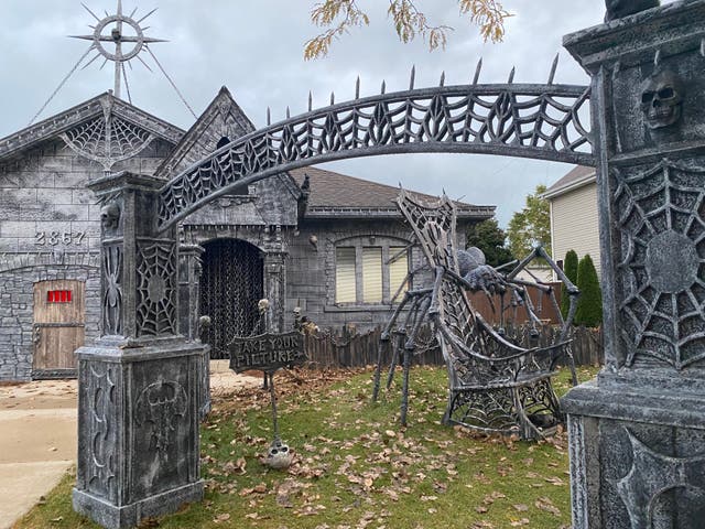 Haunted Manor Of Evil In New Lenox A Labor Of Love For Creator | New ...