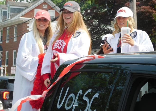 Rock North Seniors Parade Through Newtown To Celebrate Graduation ...