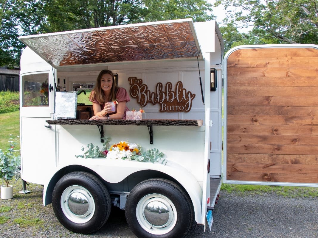 To Make Her New Bar Mobile, Amanda Gere Used A Vintage Horse Trailer ...