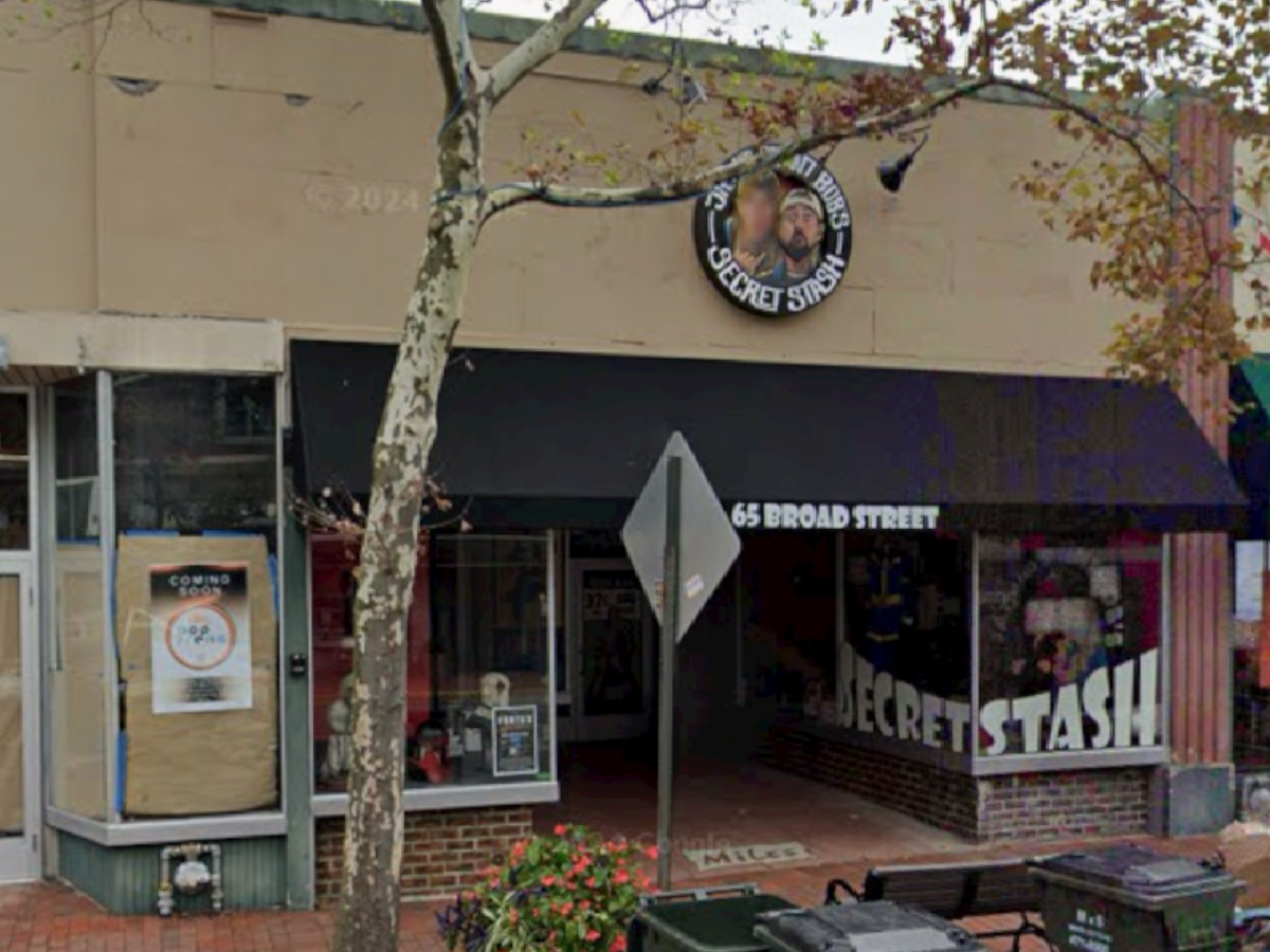 Kevin Smith Developing TV Show Based On Red Bank Comic Book Shop | Red ...