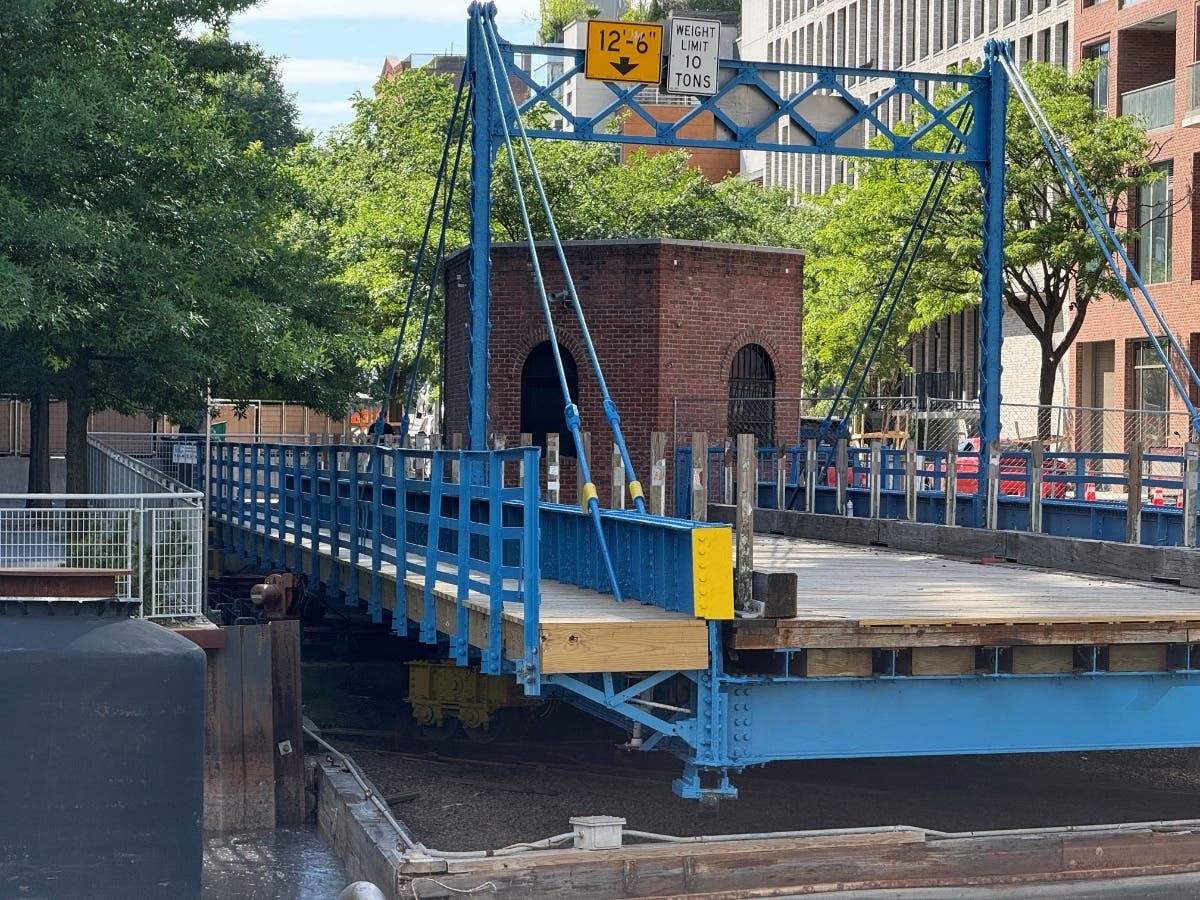 Cars No Longer Welcome At This Historic Brooklyn Bridge | Brooklyn, NY ...