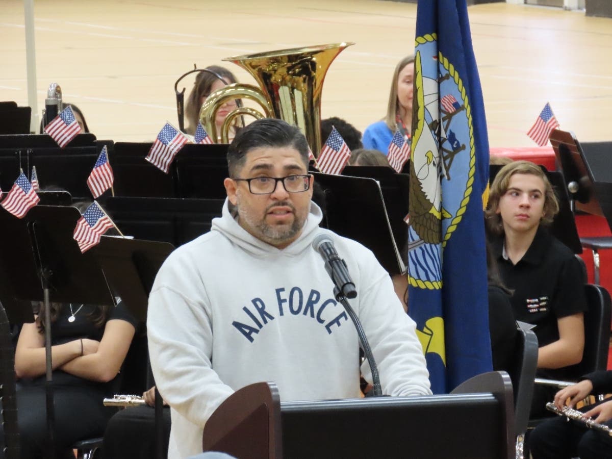 Oak Lawn-Hometown Middle School Hosts Veterans Day Tribute | Oak Lawn ...