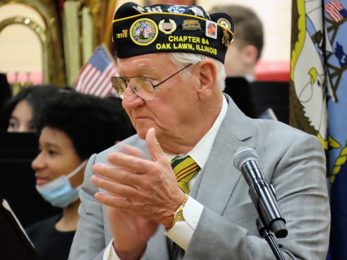 Oak Lawn-Hometown Middle School Hosts Veterans Day Tribute | Oak Lawn ...