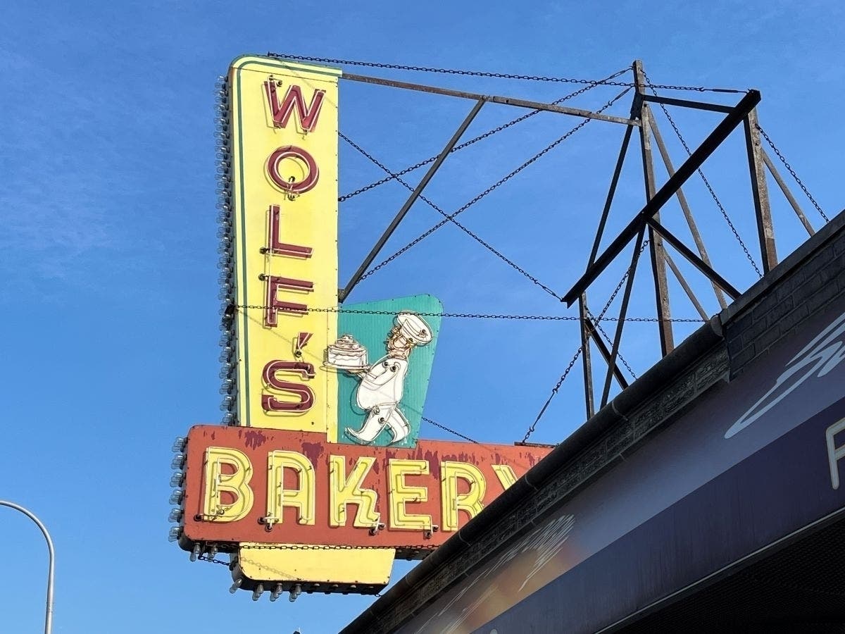 Wolf Bakery Rolls Out The Paczki For Fat Tuesday In Evergreen Park ...