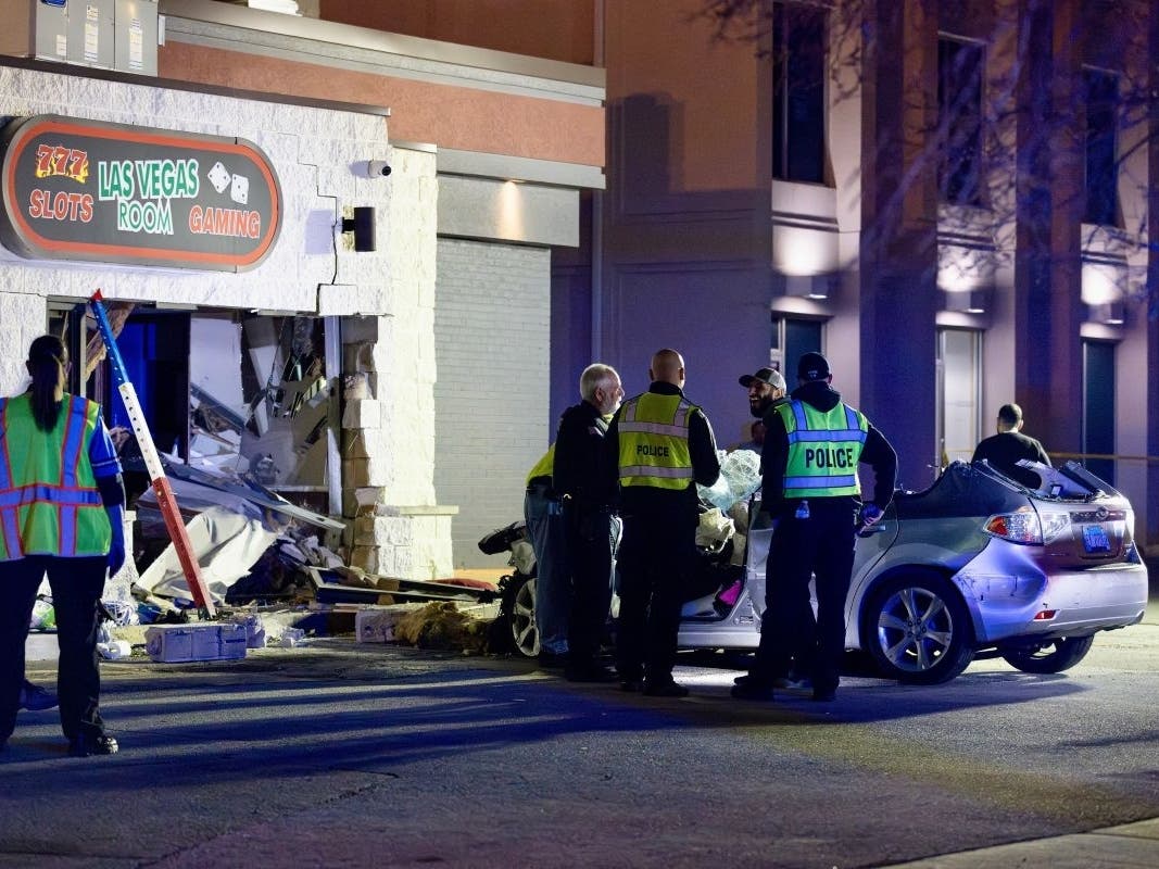 Car Crashes Into Shuttered Restaurant In Bridgeview, Driver Critical ...