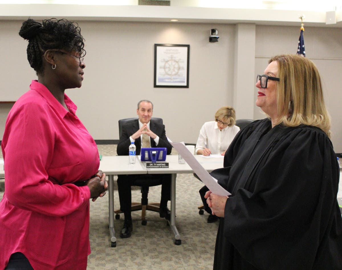 Judge Dickler administers oath for D218 Board members | Oak Lawn, IL Patch