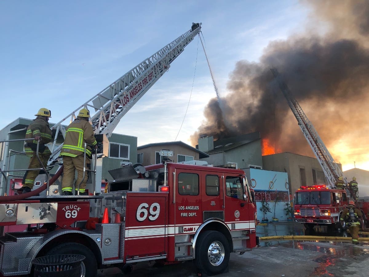 Firefighters Battle Fire Along Ocean Front Walk In Venice | Venice, CA ...