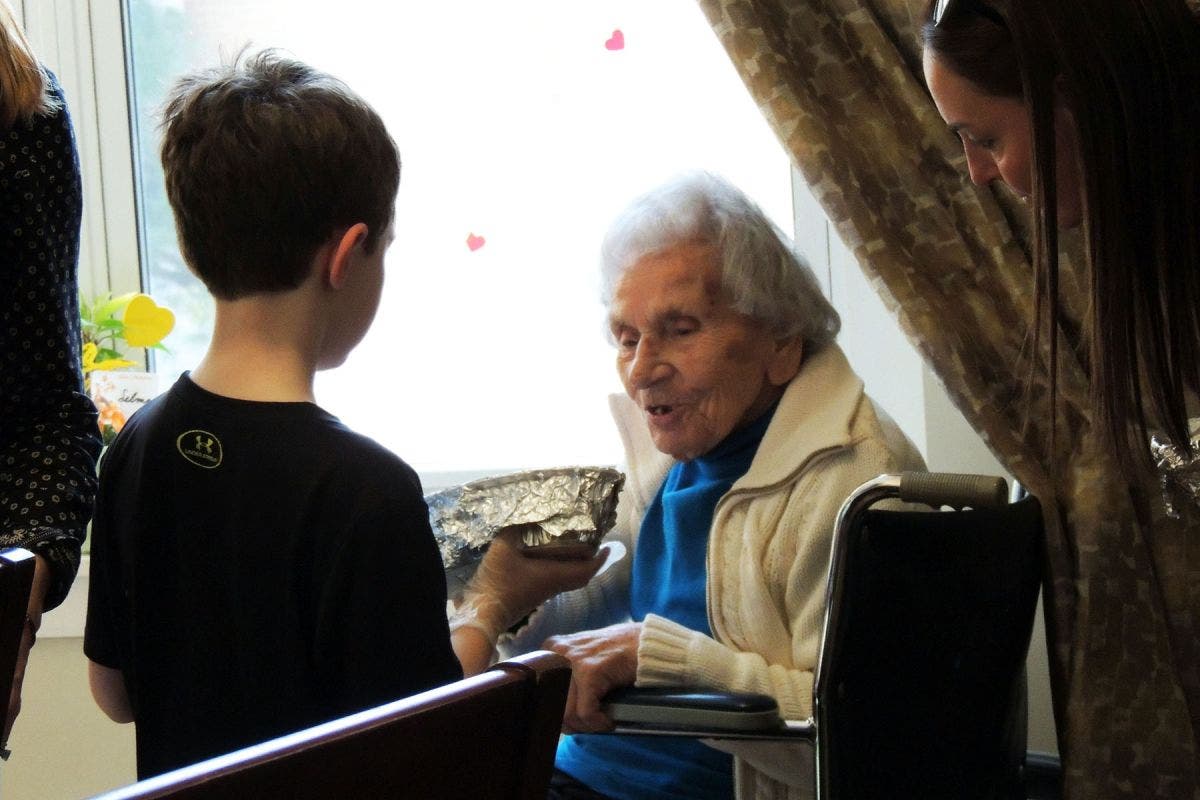 Scarsdale families visit Sarah Neuman Center and Bake Challot ...