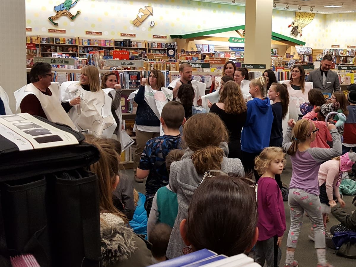 Willow Creek School "Readers Theater" performs at Barnes & Noble ...